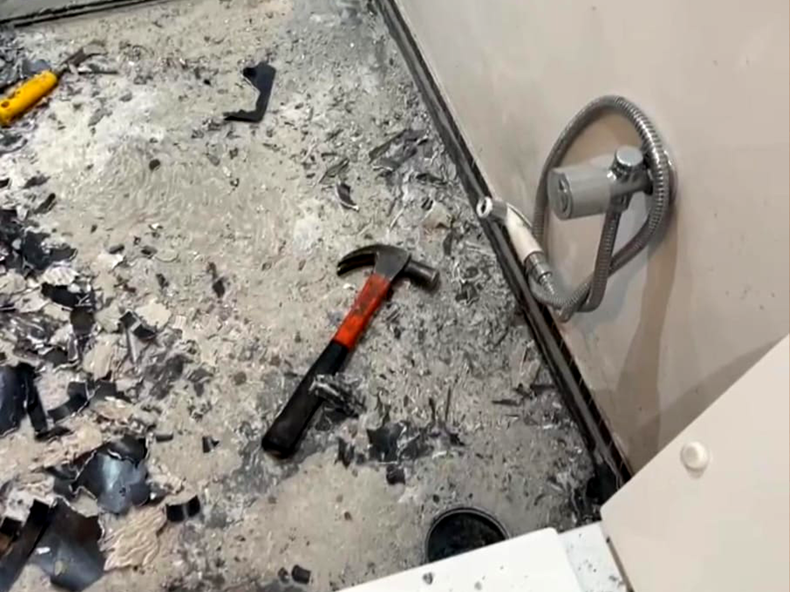 Remoção de Piso e Aplicação de Epóxi: Obra em Banheiro Pacaembu ...